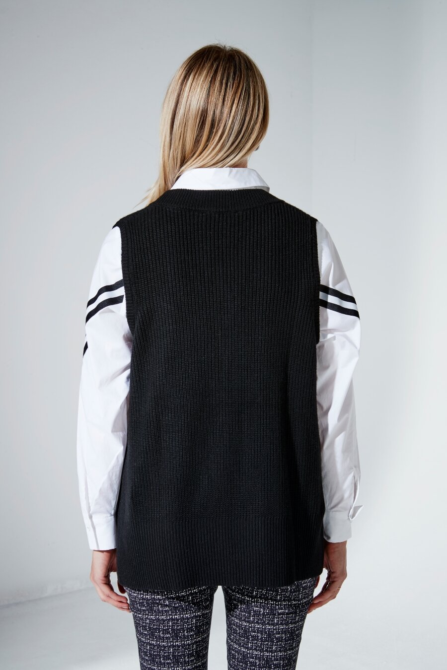 Troyes Knitted Vest (Black) - Knitwear : Just Looking - Duo W23